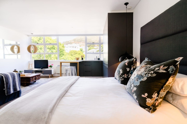 Savour Mountain Views At A Chic Sea Point Retreat - Camps Bay