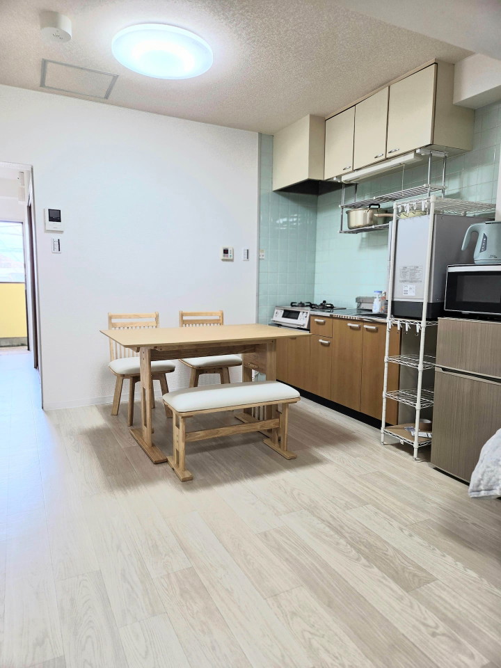 Apartment 1 Room For Rent / 2nd Floor.stairs Only/one Free Parking Space/washing Machine And Dryer Available, Lemontree 202 - Matsuyama