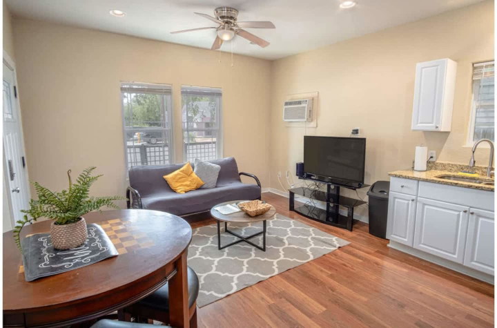 Chill Downtown 2br/2ba Spot - San Antonio, TX