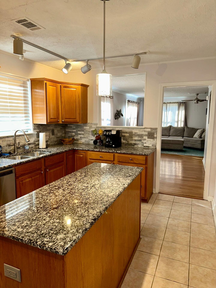 Stylish Bungalow | 3 Bedroom | 2.5 Bath | Hot Tub - North Little Rock, AR