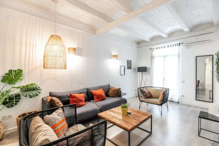 Modern 2-bedroom Apartment With Balcony In Plaza España - Barcelona