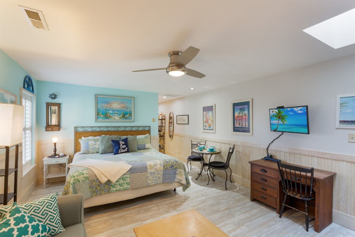 High Life On Iop Studio + Sleeper,1 Blk To Beach, - Isle of Palms, SC