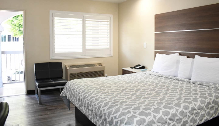 Deluxe King Room With Balcony - Carson, CA