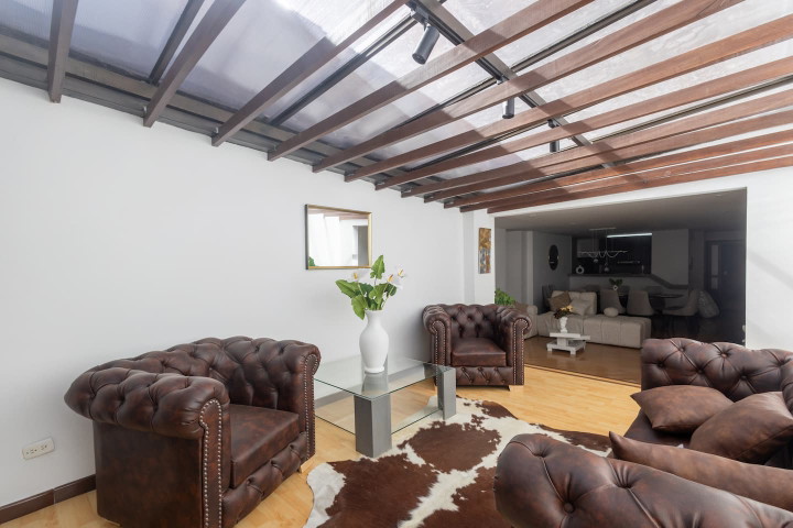 Spacious Usaquén Apartment  Fireplace & Parking - Cota