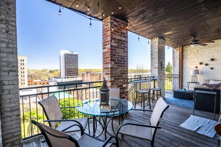 Private Loft W/covered Deck Overlooking Downtown - Virginia