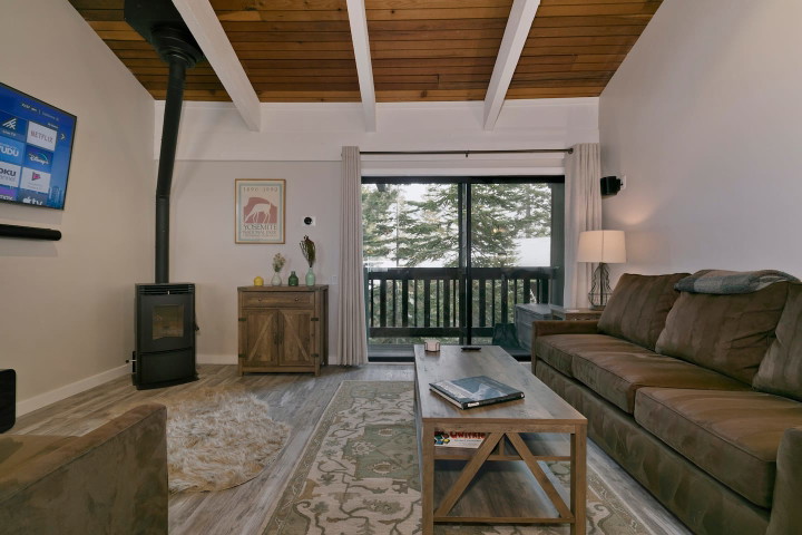 Canyon Lodge Ski-in, Hot Tub, Sleeps 6 - Mammoth Lakes, CA