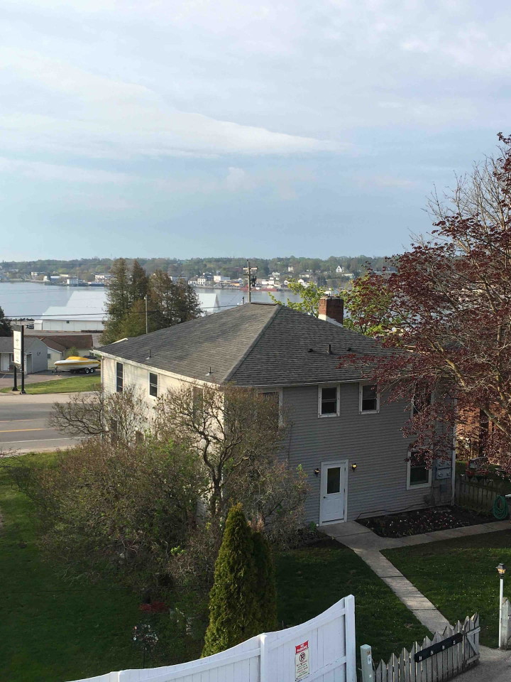 Spacious Apartment. Walking Distance To Boat Dock. - St. Ignace, MI