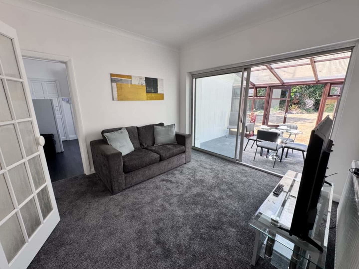 Near Airport Fully Detached Home Parking Available - Woking