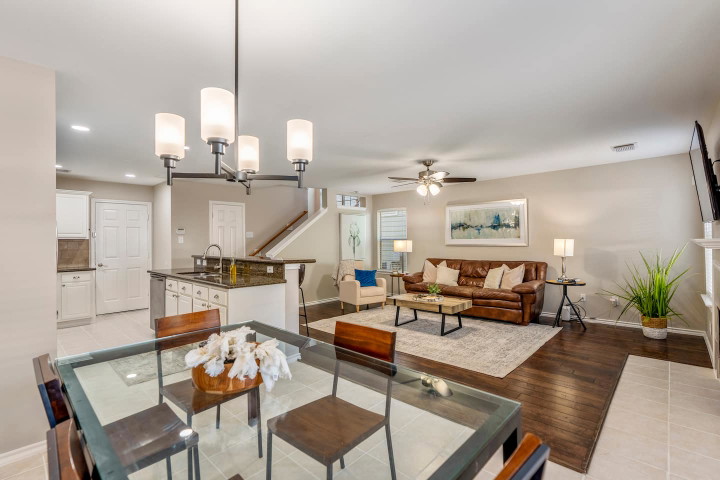Beautiful 3-bedroom Townhome | The Woodlands - The Woodlands, TX