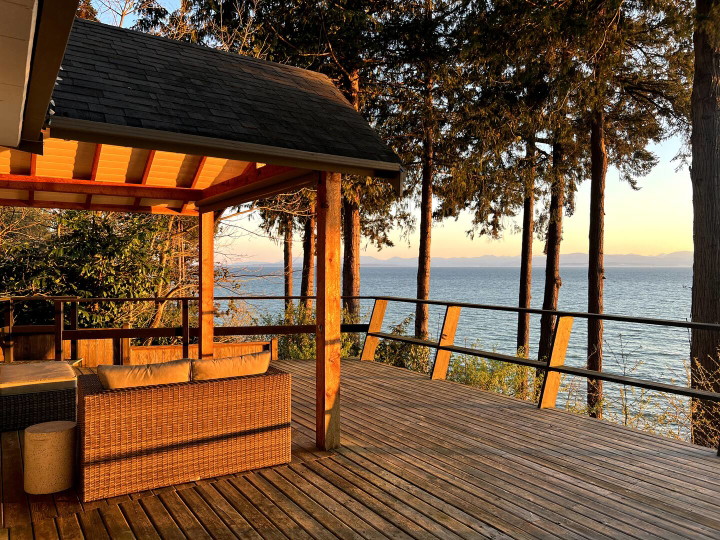 Beautiful Oceanfront Cottage - Sechelt
