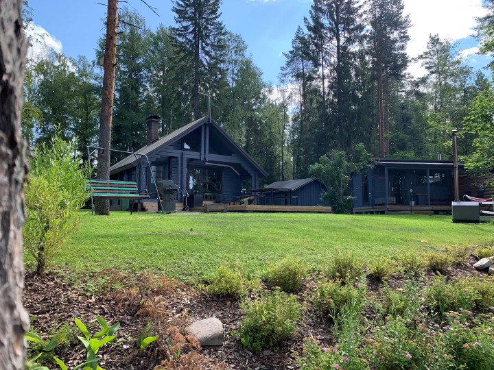 Humina, A Magnificent Log Cabin On The Shore Of Lake Kuorasjärvi - Finland
