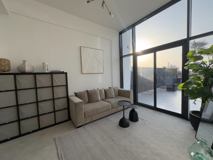 1 Bed In Luxury Female Room | Gym | Pool | Metro - Dubai