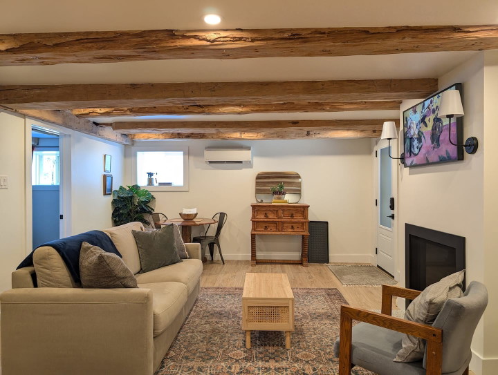 Modern Rustic Suite - Hamilton, ON, Canada
