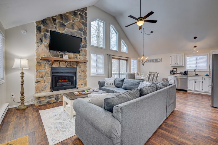 Poconos Hideaway | Hot Tub, Zen Garden & Fire Pit - Towamensing Trails