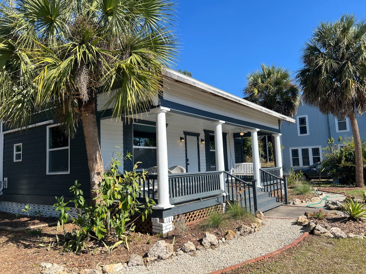 Porch Light & Pines Retreat, 1.5 Mi From Downtown - Fort Myers