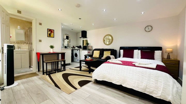 Garden Retreat London | Heathrow | Allianz Stadium - Hounslow