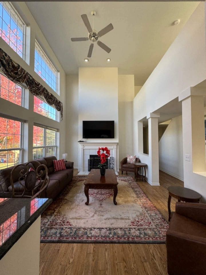 Spectacular Home, Pool Table,6 Tvs,king/queen Beds - Crystal Lake, IL
