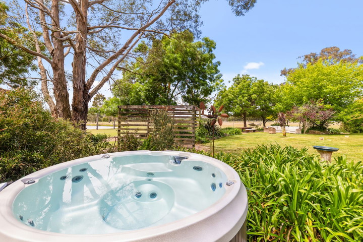 Luxury Wamboin Farmhouse- Spa, Chefs Kitchen, 5br - Canberra