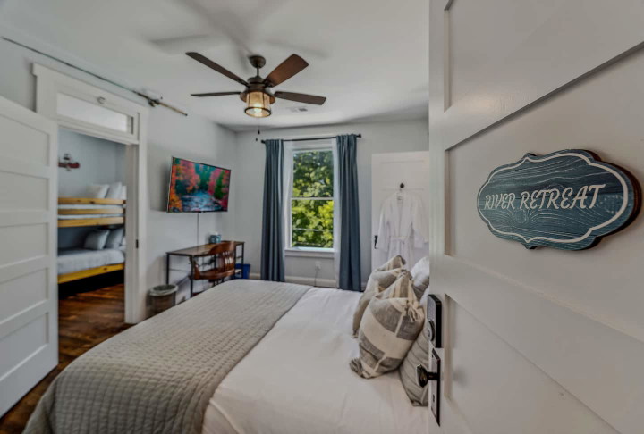 River Retreat Suite- Breakfast For 2 - Berkeley Springs, WV