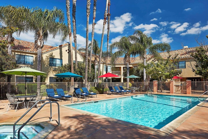 3 Units | 2 Queen Beds | 1.1 Mi To Golf Course - Santa Clarita, CA