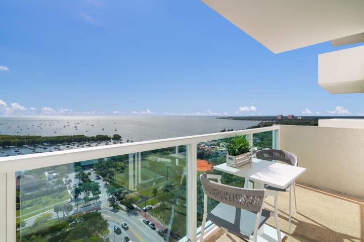 Ocean View Balcony. Pool & Hot Tub. Fast Wi-fi - South Miami, FL