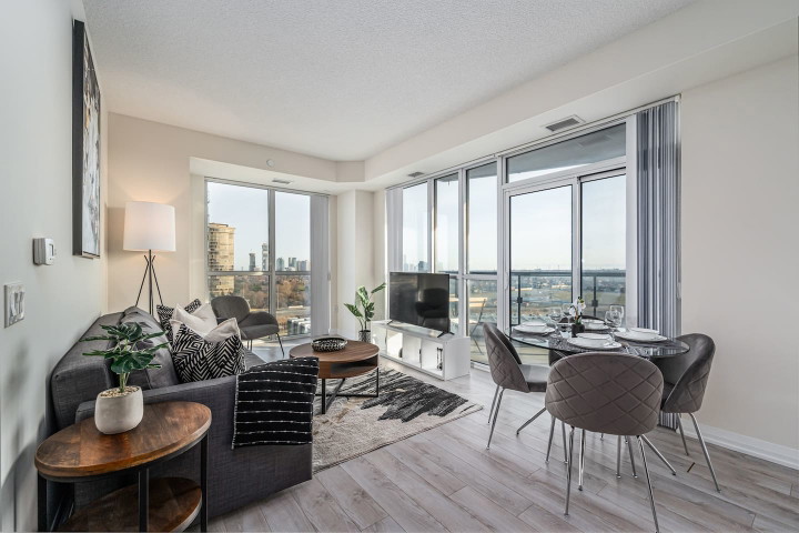 Stunning 2 Bedroom + Den Condo - Brampton