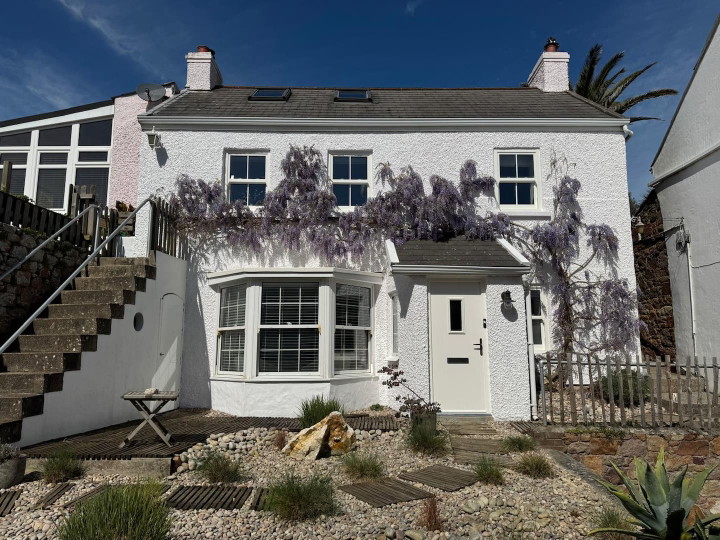 Beachside Apartment With Parking And Outside Area - Jersey