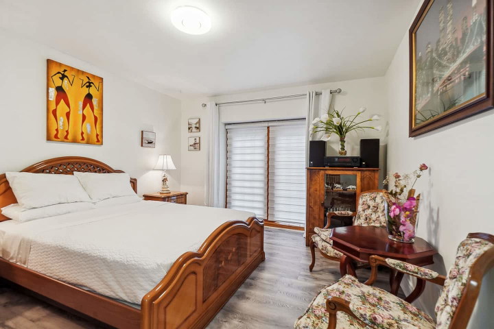 2-bedroom, 3 Minutes To The Metro & 1 Free Parking - Quebec