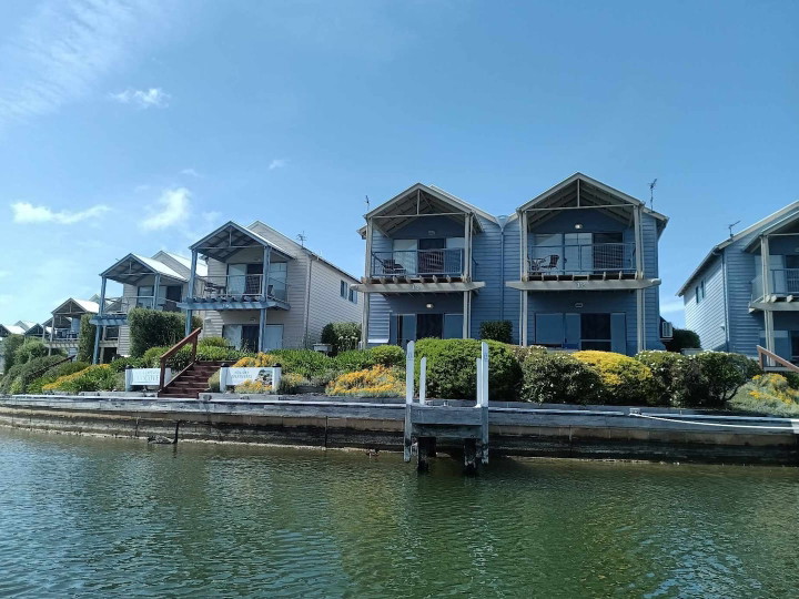 Captains Cove Waterfront | Pool | Private Jetty - Bairnsdale