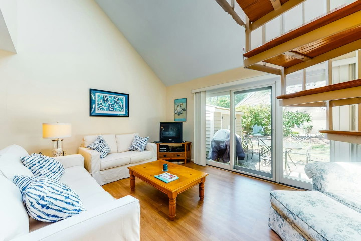 Charming Home With Spiral Stairs Near Shops - Nickerson State Park, Brewster