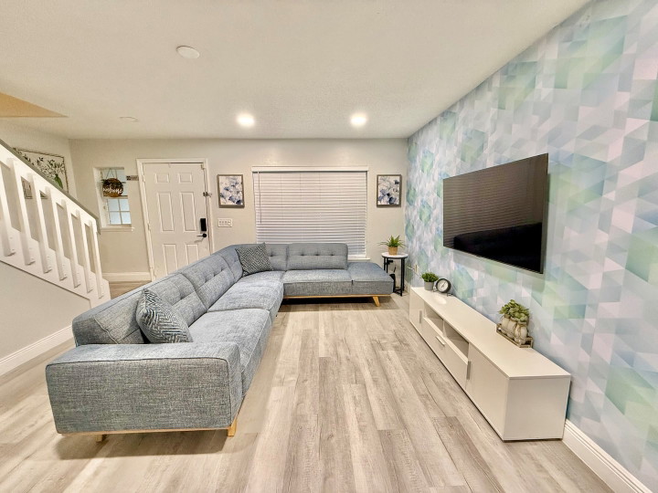 Beautifully Remodeled 4-br House With A Pool - Orlando