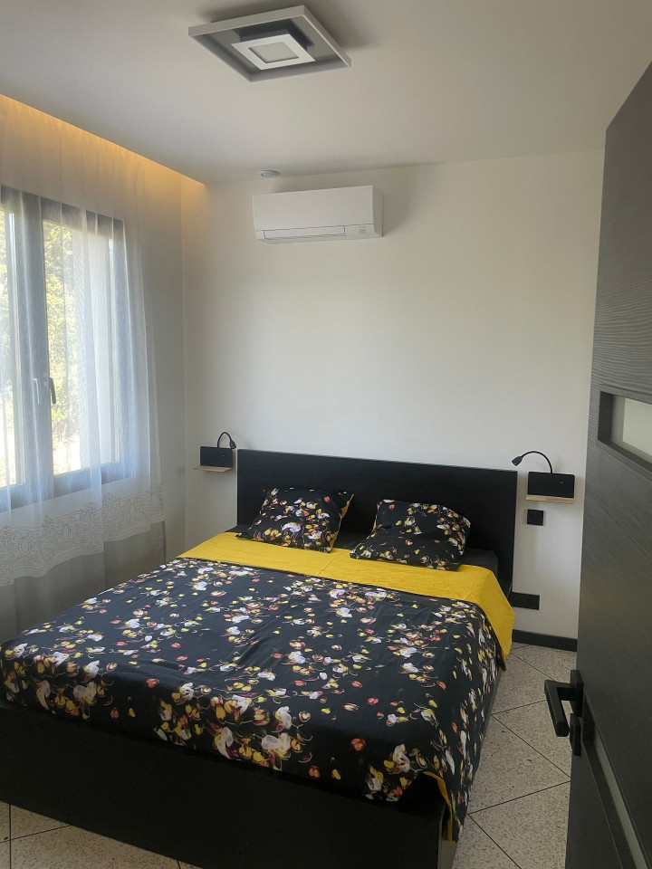 Modern And Comfortable - Cassis