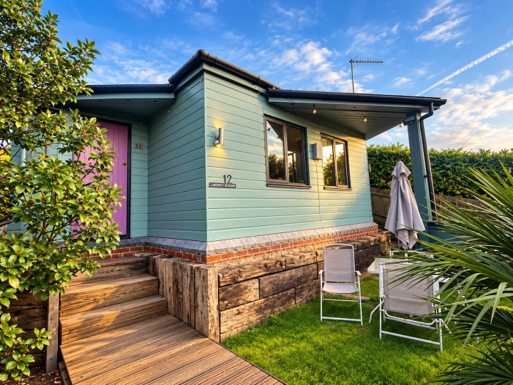 Secluded Lodge At The Top Of The Garden. Free Parking, Dog Friendly £20 Per Pet - Brighton