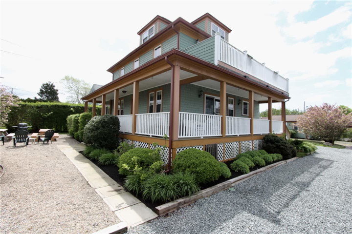 Classic 4br Beach Flat: Sunset Deck & Ocean Breeze - Newport, RI