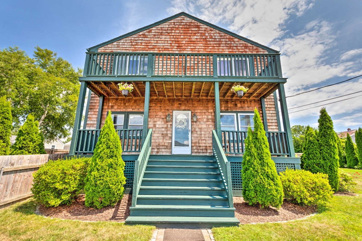 Coastal Abode W/ Beach Views, Walk To Beach & Bars - Newport, RI