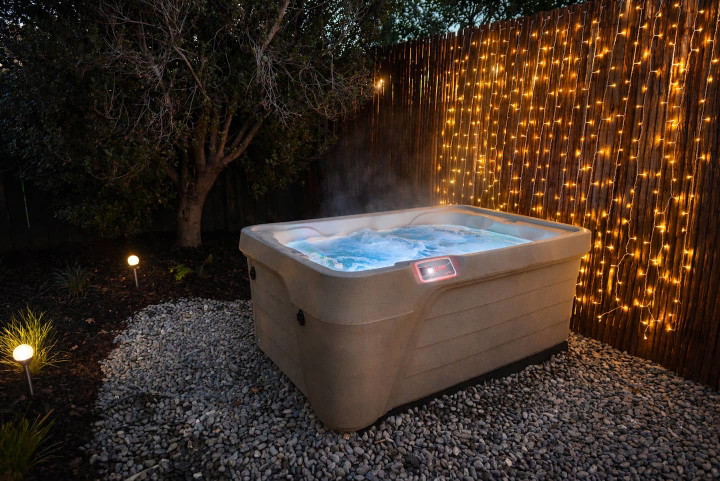 Private Spa, Bikes, Netflix, Nespresso & Comfy Bed - Blenheim