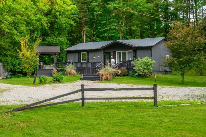 The Creekside Bungalow - Hot Tub & Close To Shops! - Nashville, IN