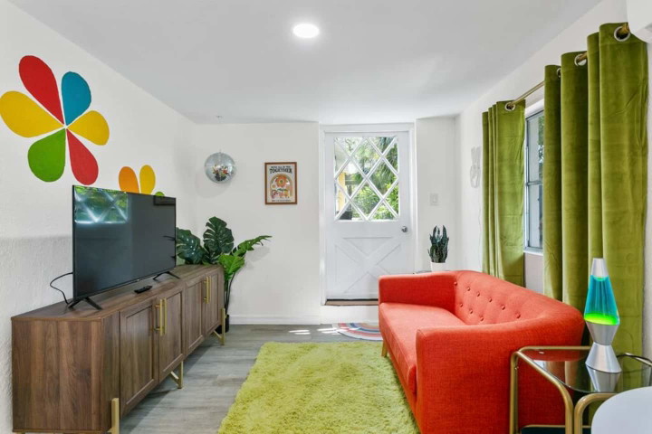 That 70s Themed Apt Close To Coffee, Food And Shop - Pinellas County, FL