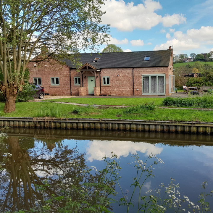 Spacious Cottage Beside The Caldon Canal - Derbyshire