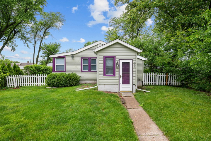 Cozy Cottage Home W/ Fenced Yard In Rock Island - Davenport, IA