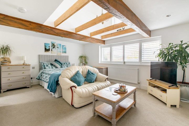 Stunning Large Room, Ensuite & Own Entrance - West Sussex