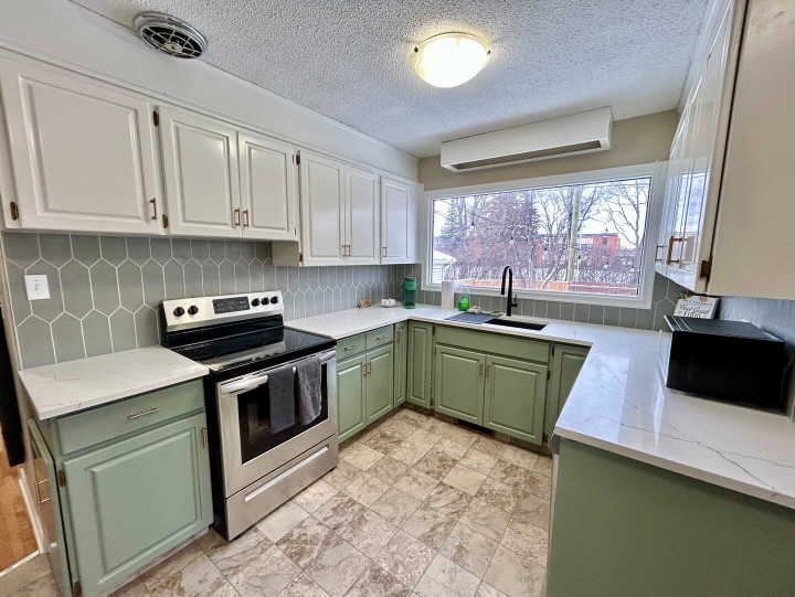 Group Stay | 4 King Bedrooms W/ Blackout Blinds - Red Deer