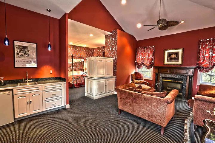 Bertram Inn L King Deluxe Suite L Aurora Stay - Hudson, OH