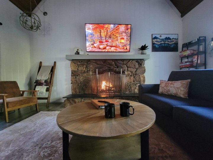 Tree-surrounded 4br, Lake Access & Dog Friendly - San Bernardino, CA