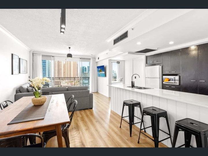 Chevron /3beds / Pool /Parking N Ocean Glimpses - Gold Coast