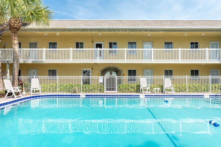5 Star Renovated Condo 3 Min. Walk To The Beach - St. Pete Beach, FL