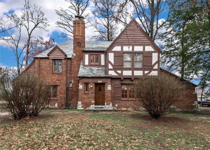 The Timber & Brick Cottage - Belleville, IL
