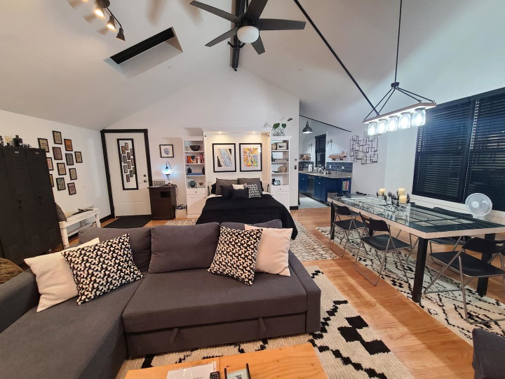Stylish Coachhouse In Lovely Oak Park! - Oak Park, IL