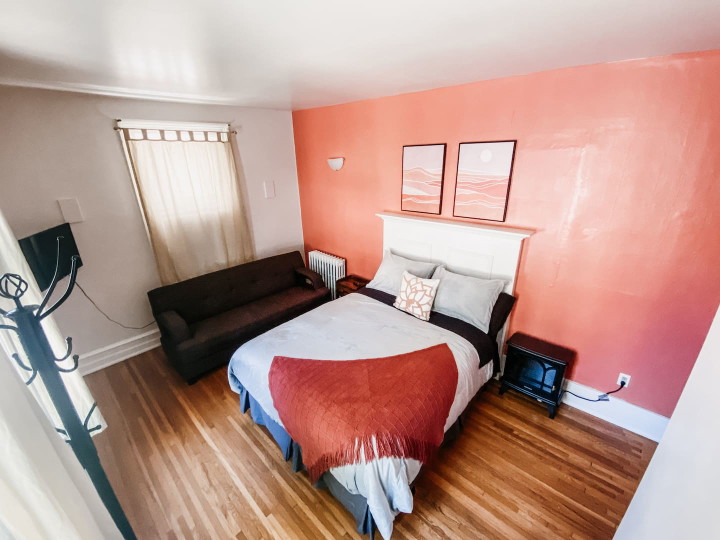 Welcome To Kelly's Corner - Room #2 - Thunder Bay