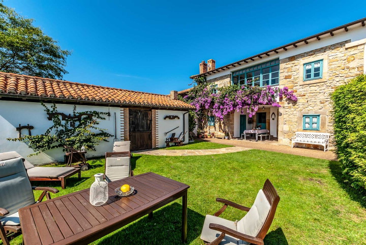 Traditional House On The Asturian Coast - Villaviciosa